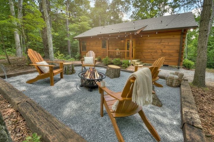New Blue Ridge Log Cabin | Fire Pit Screened Porch - Blue Ridge, GA