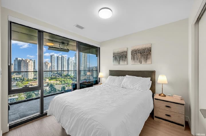 Bright 1b+1b Condo/central - Burnaby