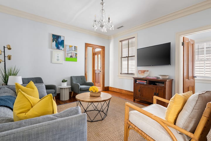Downtown Charleston 2br/2ba Walk To Dining & Shops - Charleston, SC