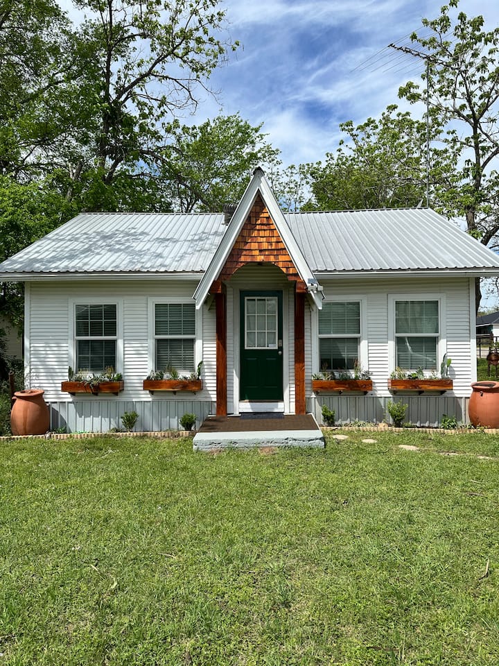 Crude Oil Cottage - Van, TX