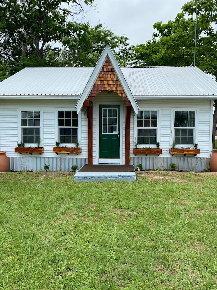 Crude Oil Cottage - Van, TX