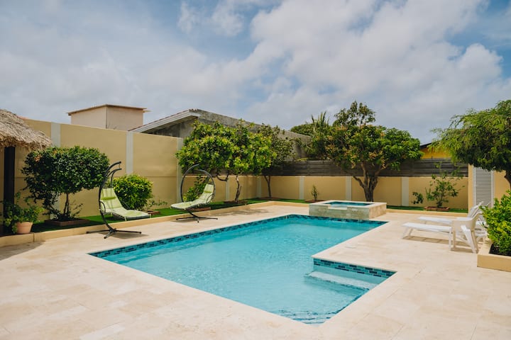 Cozy 2br Apt W/ Pool, Terrace & Beach Gear - Aruba