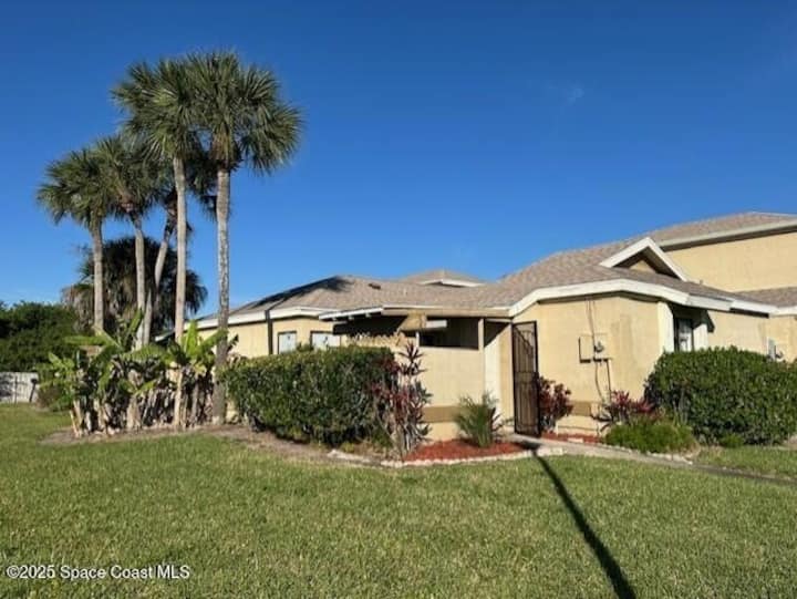 Sunny Palm Bay Getaway - Palm Bay