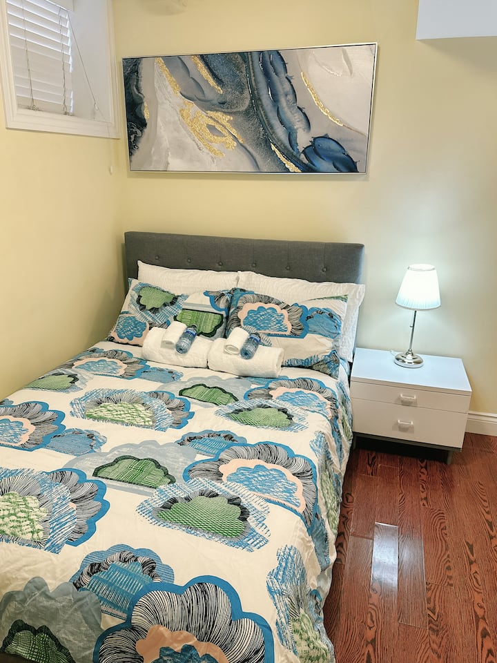 #3 Medium Comfortable Room Has Private Bathroom - Toronto