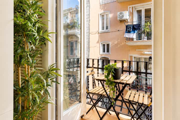 M49 - Design Flat With 2 Balconies & Seaview - Barcelona