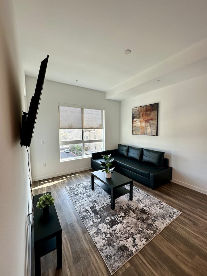 2bd 2bath~pool Gym Jacuzzi Free Parking - West Hollywood, CA