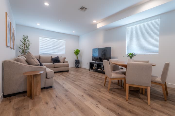 Spacious Hollywood Getaway W/ Private Garage - Hollywood, CA