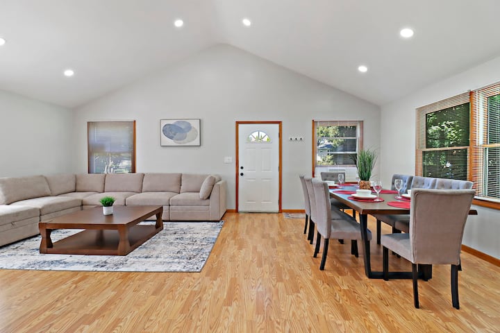 Spacious Home Getaway | 5bd 2ba - Waukegan, IL
