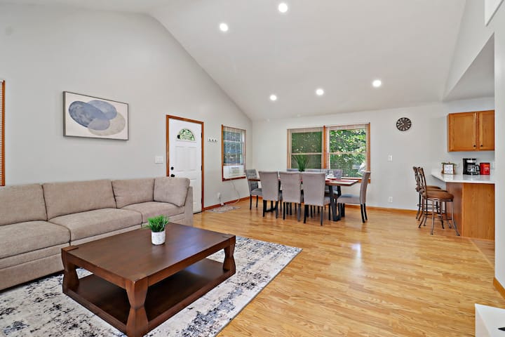 Spacious Home Getaway | 5bd 2ba - Gurnee, IL