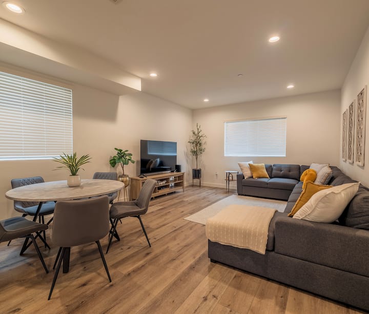 Charmed Melrose 10 Mins Universal 1gb Wifi Garage - West Hollywood