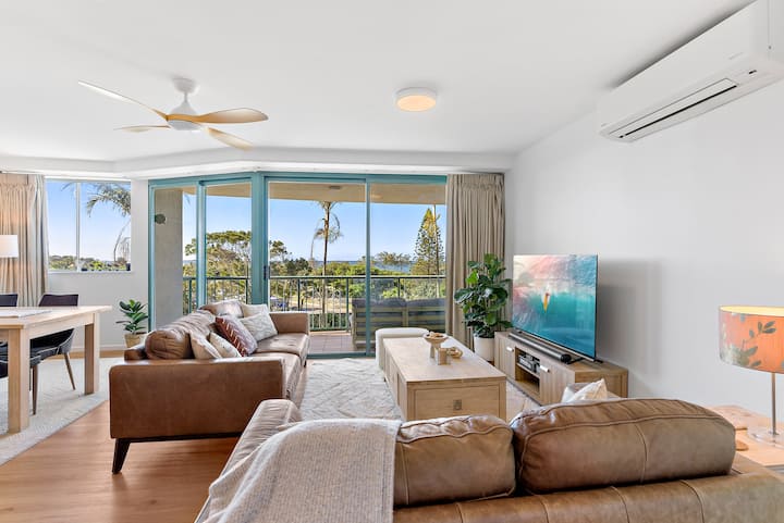 Beachside 2br W/ Ocean Views, Pool & Parking - Mooloolaba