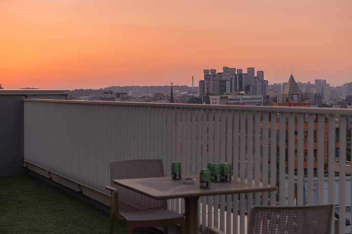 [낭만루프탑]신축.신촌역.도보5분.무료짐보관.무료주차.서울중심.홍대.연남.2호선.5인 - Séoul