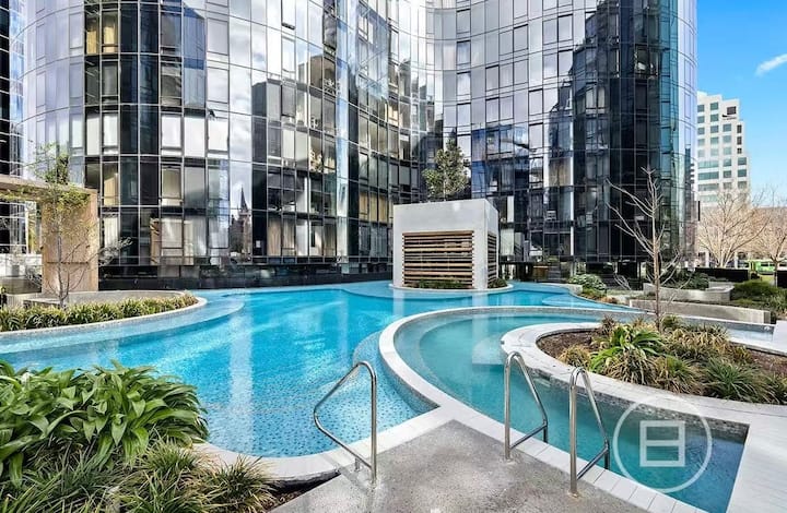 Super Size One-bedroom With Outdoor Pool - St Kilda