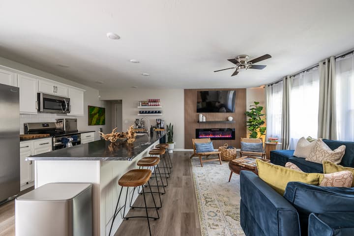 Amazing 3br, Hot Tub, Game Rm, Ev, Mins To Dtwn Ls - Pleasant Hill, MO