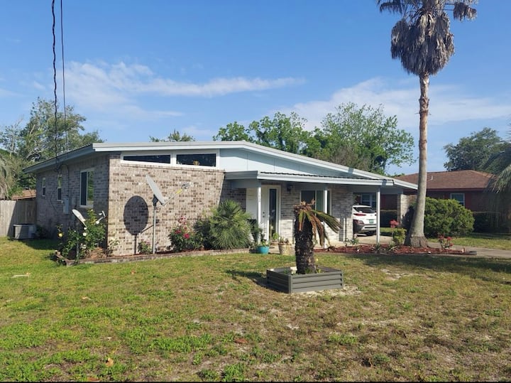 Central & Beachy Style Home - Fort Walton Beach, FL