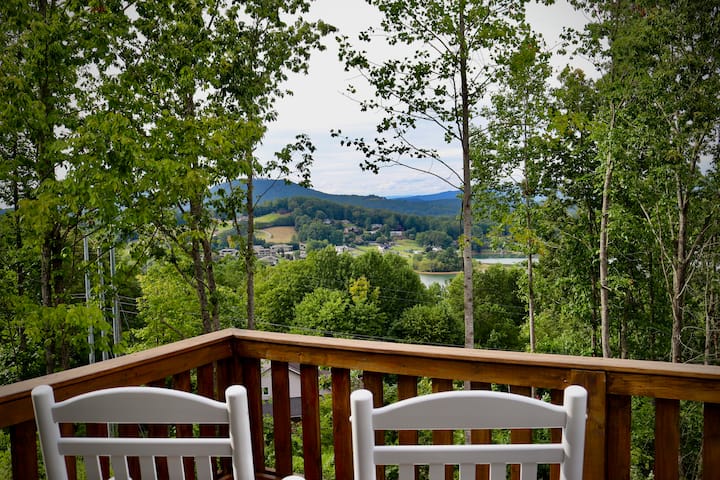 North Georgia Lake House: Lake Views & King Suite - Young Harris, GA