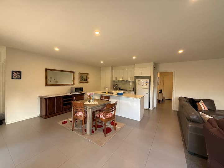 Modern Comfort In Hamlyn Heights - Avalon Airport