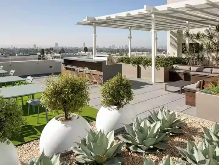 Awesome 2bd 2bath~free Parking Gym Pool Jacuzzi - West Hollywood, CA