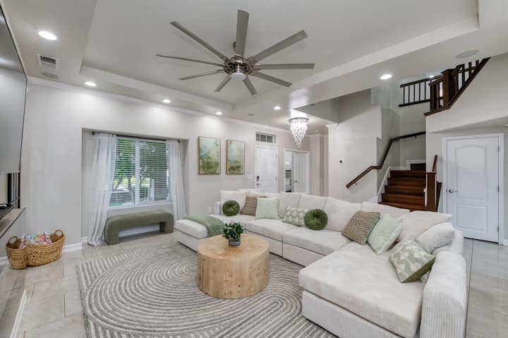 Sleeps 16 | Pool And Outdoor Kitchen | Valley Home - Fresno, CA