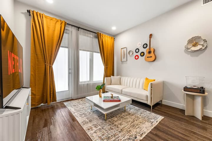 Harmonia 2bd-2ba • Free Parking, Pool & Jacuzzi - West Hollywood, CA