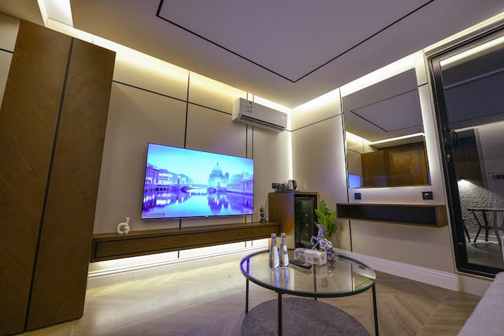 استديو فاخر بسطح و بانيو خارجي دخول ذاتي  - 10c2 - Riyadh