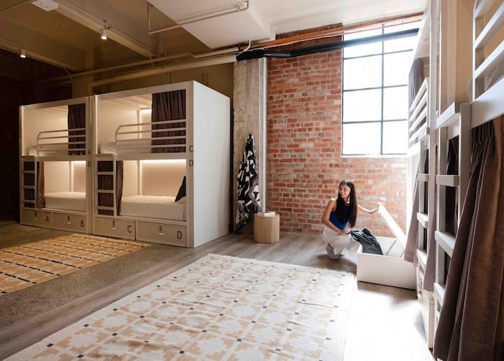 Crew Quarters – 10 Beds + Ensuite Bliss - Melbourne