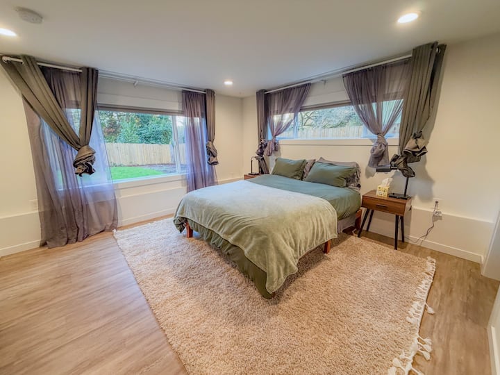 Spacious/ Sunny Walkout Guest Suite, Private - Oregon
