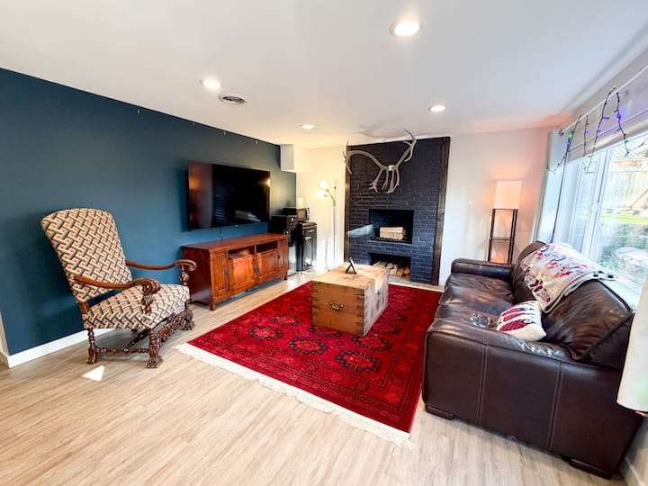 Spacious/ Sunny Walkout Guest Suite, Private - Oregon