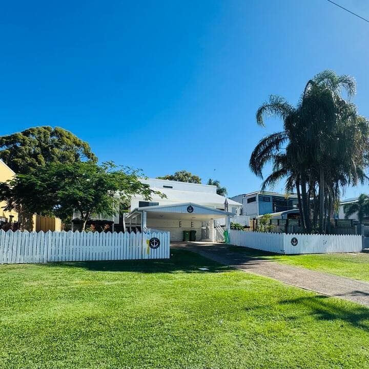 Captain Carlo's Coastal Duplex 2, Pet Friendly - Rainbow Beach