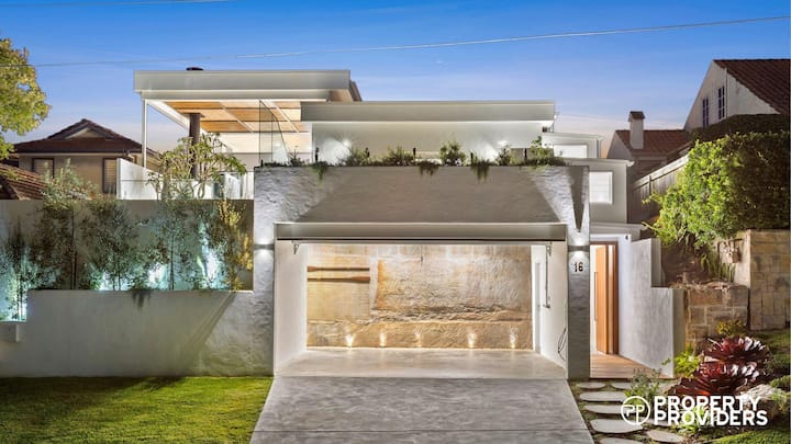 Multi Level Luxury Home W/ Pool & Spa - Manly