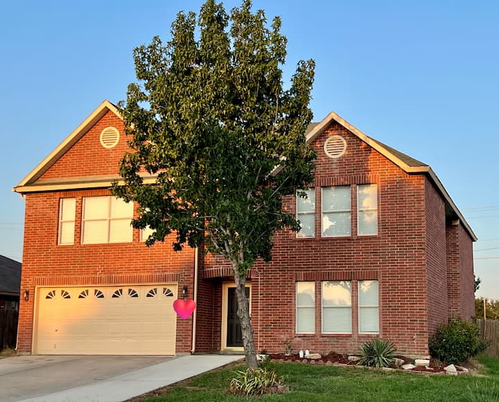 Spacious Beautiful Home - Grand Prairie, TX