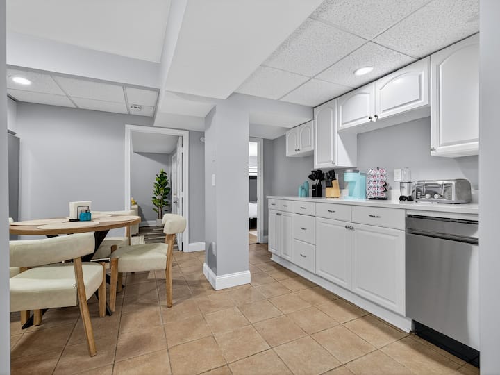 Allston 2br | Sleeps 8 + Full Kitchen - Cambridge, MA