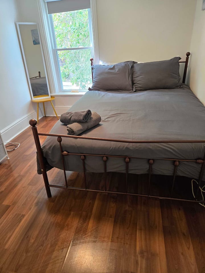 Work Friendly 2bd Apt Next To Qu - Kingston