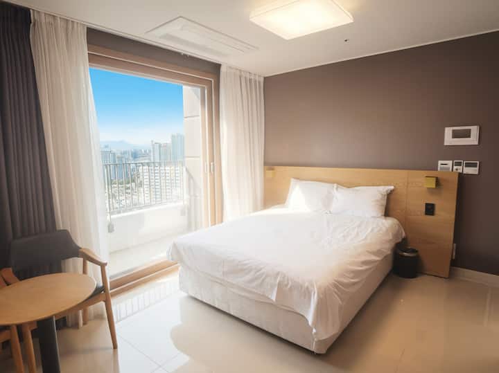 1.0 일몰 설악산뷰 · 해변도보7분 감성숙소 | 블루테라 디럭스M1 - Sokcho