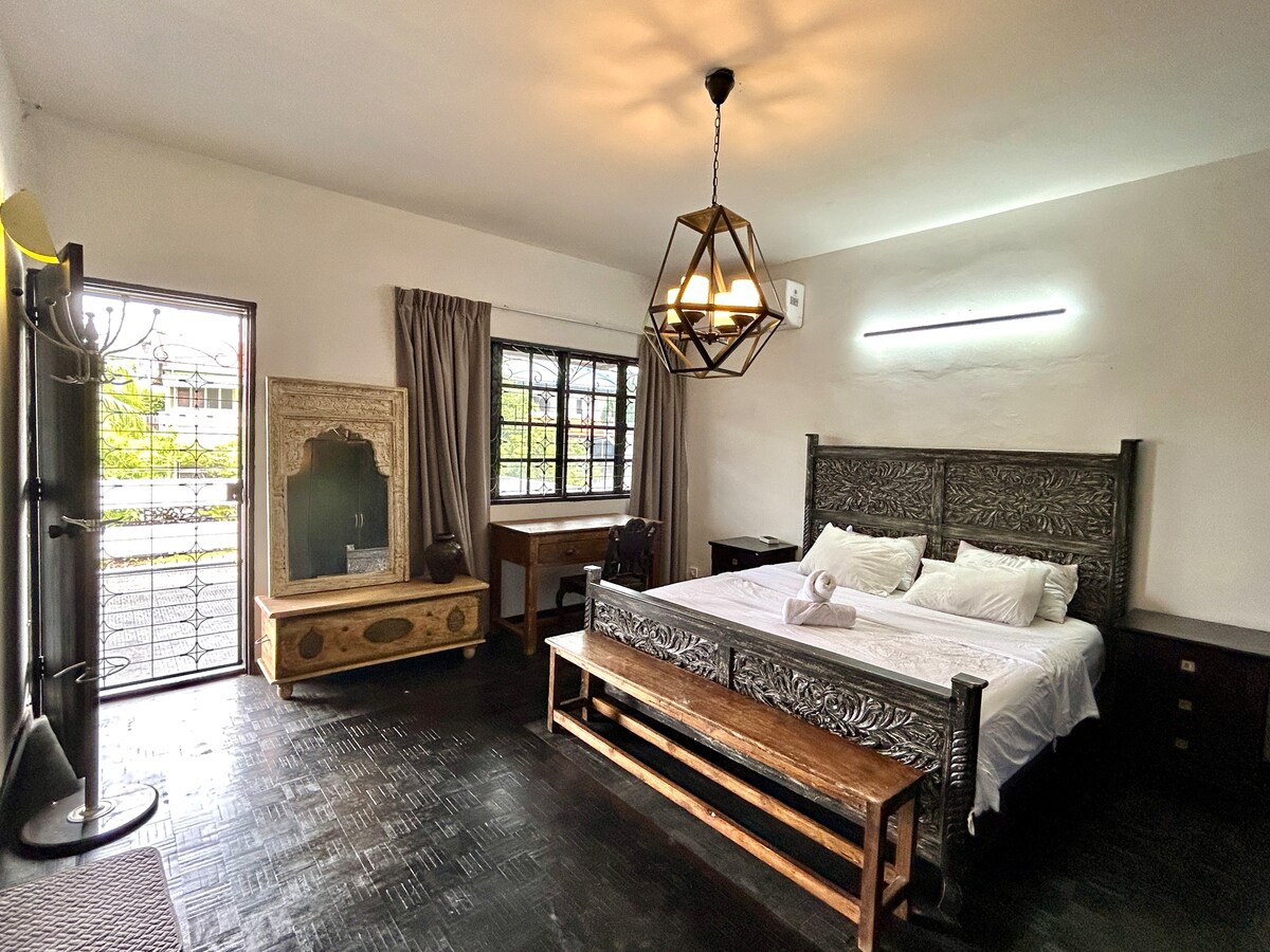 Acogedora cama tamaño king con balcón compartido Bungalow SS2 PJ - Airbnb
