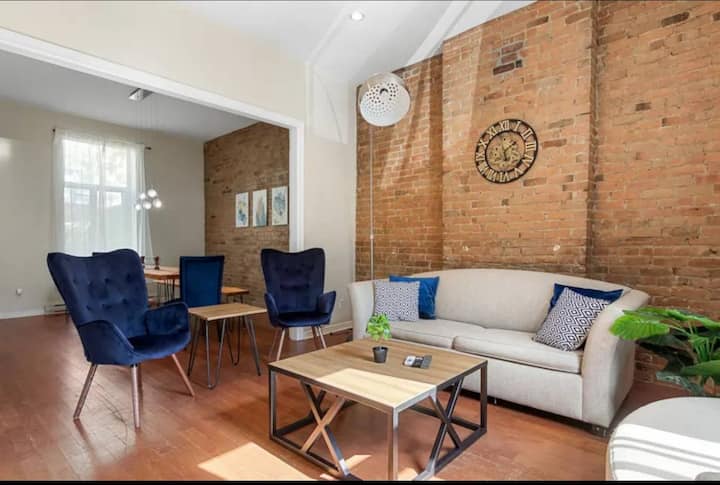 Spacious 3br 2-level In Downtown - Montreal