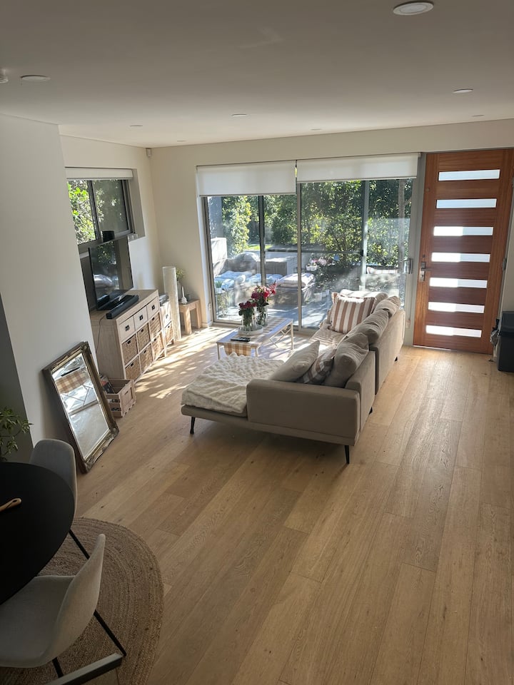 Rooms/own Bathroom And Study In Central Location - Manly