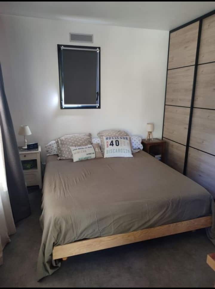 Chambre Dans Maison En Bois Au Bord Du Lac - Sanguinet