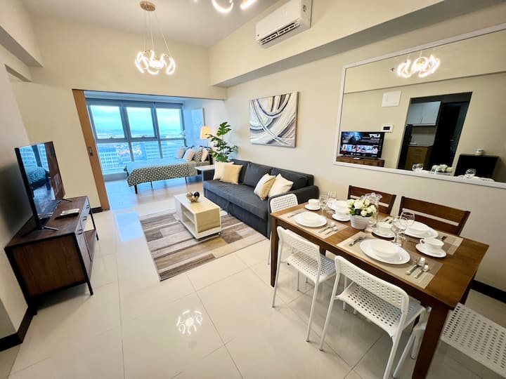 Upscale 2br In Uptown Parksuites | Free Parking - Taguig