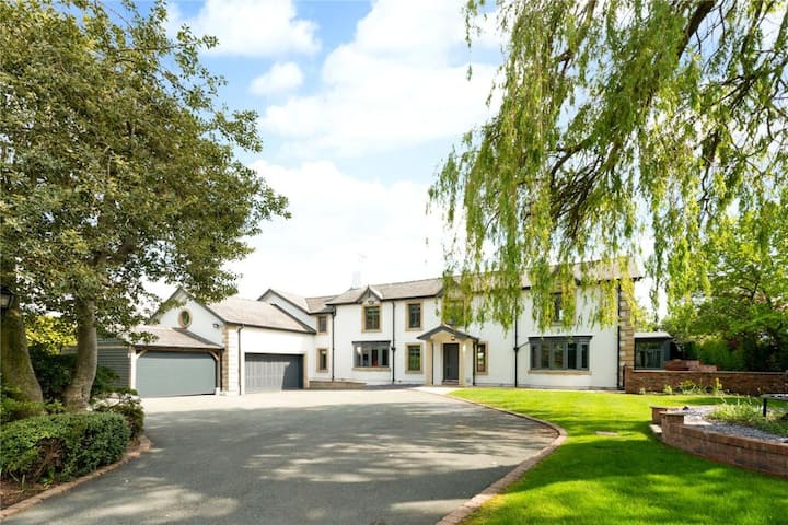 Private 5bed Retreat, Pool & Gym - Knutsford