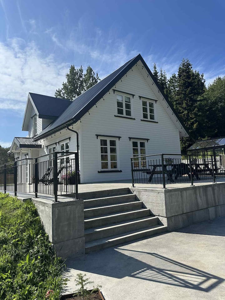 5-bedroom Villa W/hot Tub Near Akureyri Center - Islande