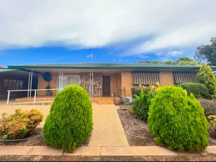 Central House - Creswell Street Cottage - West Wyalong