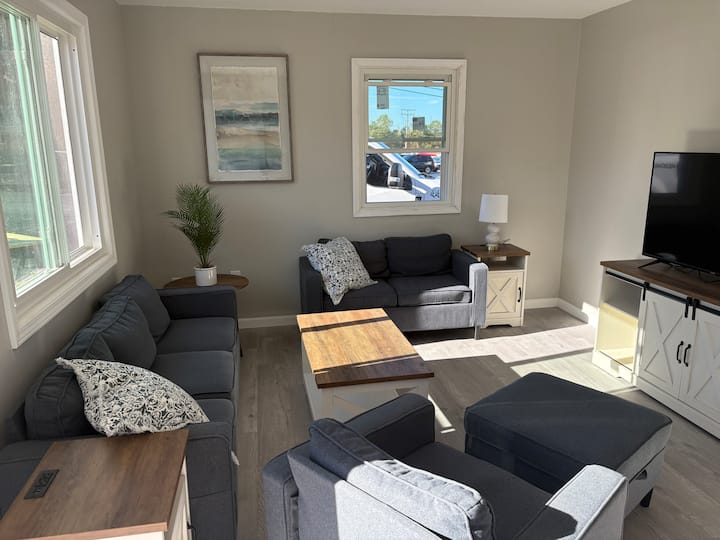 Beautifully Remodeled Spacious 2 Bedroom Apartment - Willoughby, OH