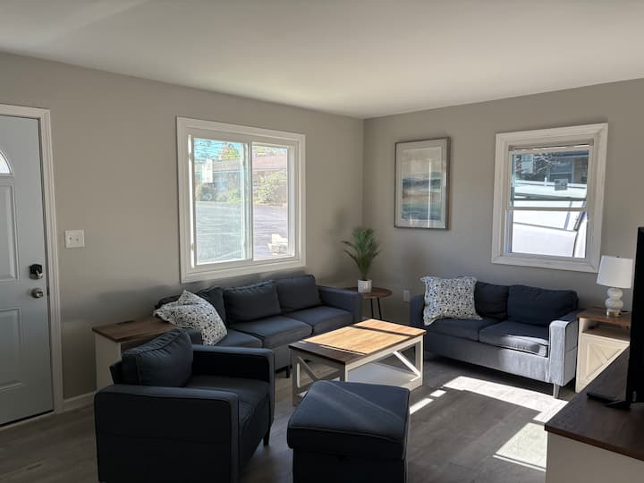 Beautifully Remodeled Spacious 2 Bedroom Apartment - Mentor, OH