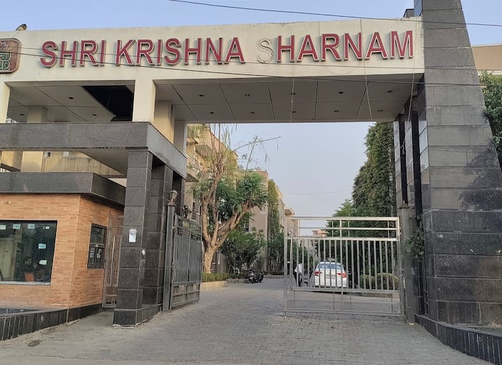 Shri Krishna Sharnam-door To Vrindavan 1.0 - Vrindavan