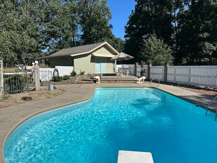 Poolside Breeze Escape - Johnson City, TN