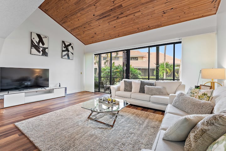 Pga Serenity - Stylishly Renovated 2bd/2br Villa - Palm Beach Gardens, FL