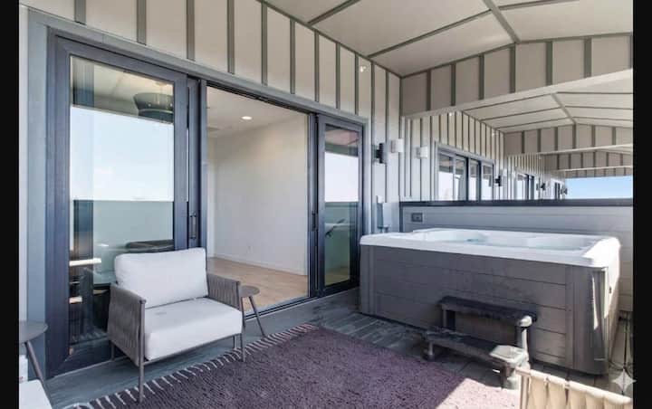 Stylish Rooftop Escape W/ Hot Tub! - Nashville, TN