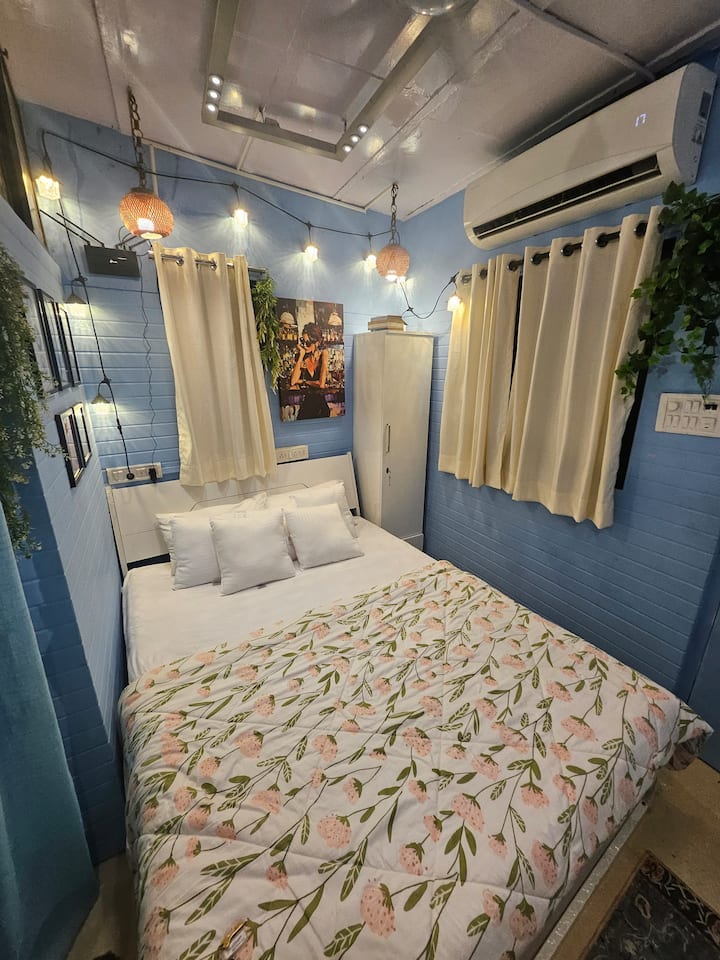 The Cozy Hideaway At Chapel –Bandra Near Lilawati - Mumbai