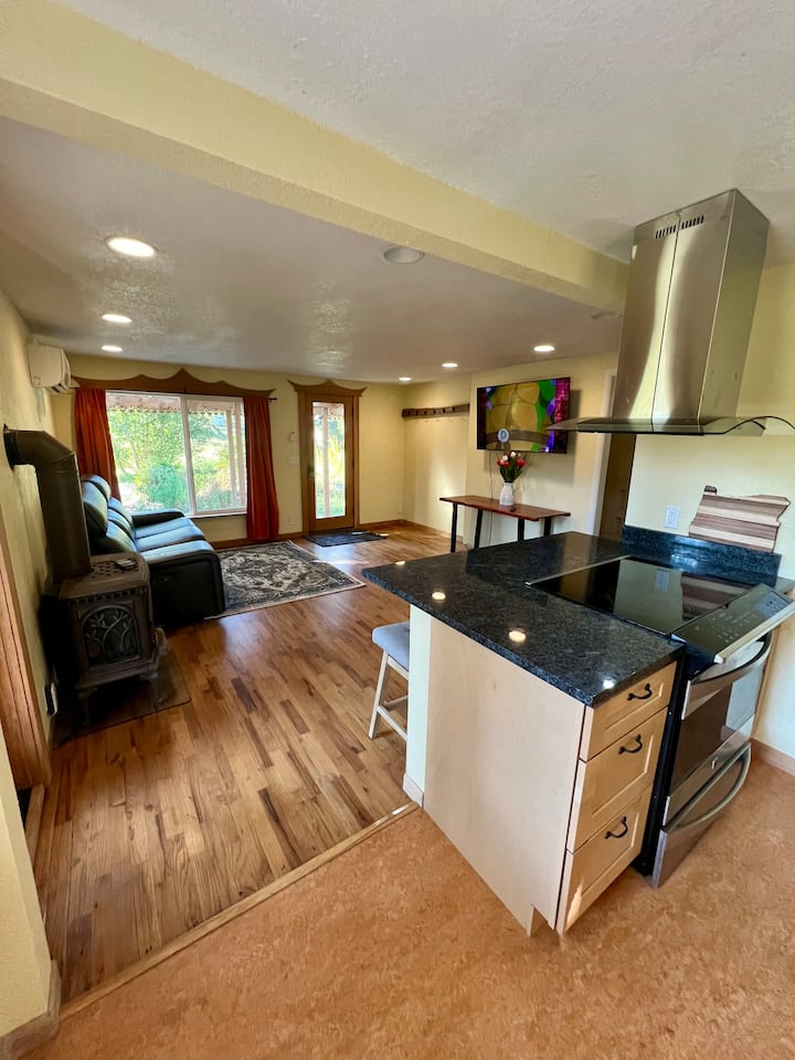 5 Br Ashland Home On Creek - Ashland, OR